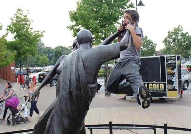 14 hilarious pictures with statues | IndiaTV News | Blah News – India TV