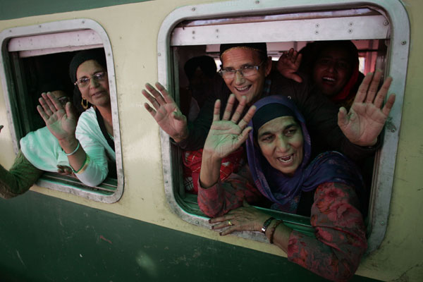 Pakistani Female Commando Guarding Indian Sikhs As They Arrive in ...