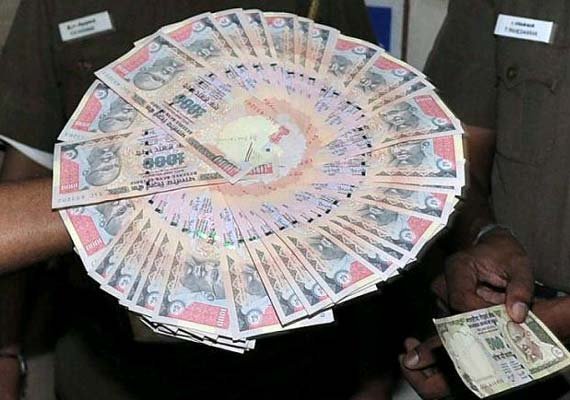 One held with fake currency