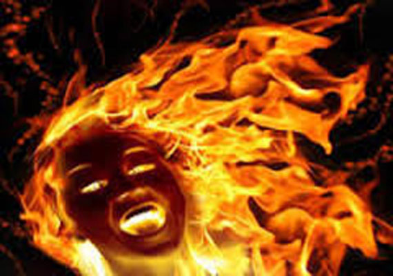 Woman set ablaze by husband for not bringing alcohol from market