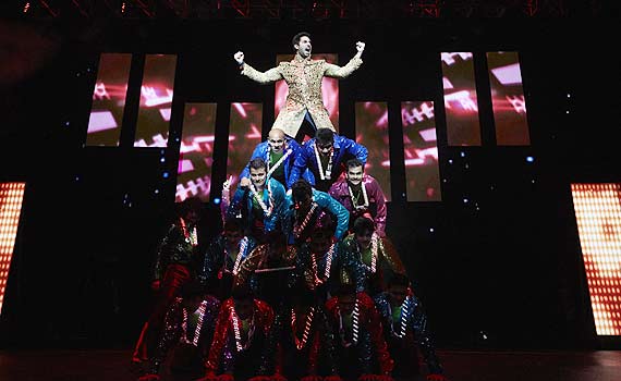 SLAM! The tour: Grand performances by SRK, Deepika and #HappyNewYear ...