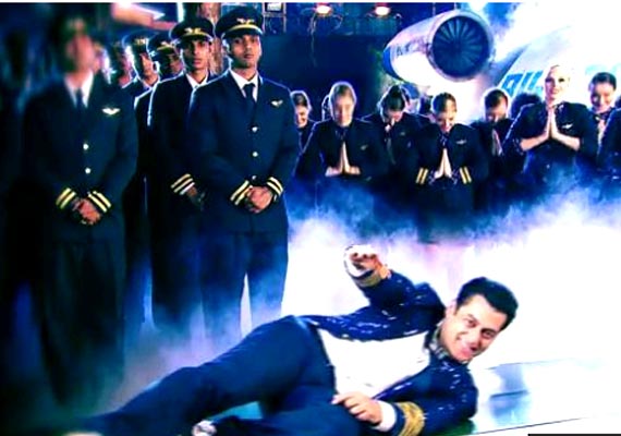 Bigg Boss 8 grand premiere: Captain Salman Khan welcomes participants ...