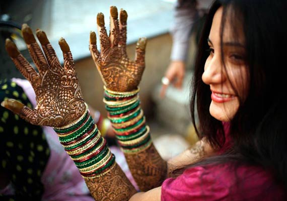 How to look glamorous this Karva Chauth (view pics) | Lifestyle News ...