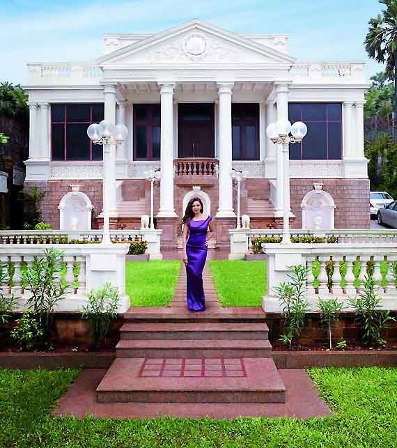 Shah Rukh, Gauri give you an enthralling sneak peak of Mannat (see ...