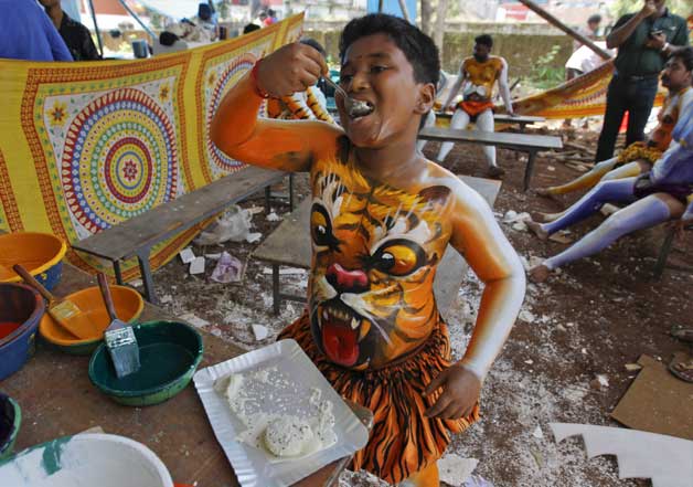 Pulikali : Beautiful Tiger Dance procession celebrating Onam | IndiaTV ...